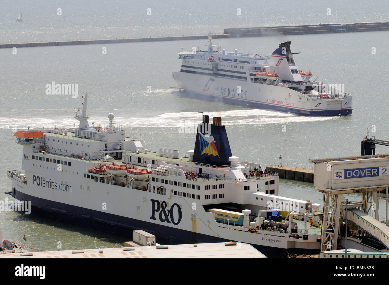 La compagnie Seafrance ferry transmanche Moliere aux côtés de manoeuvre ...