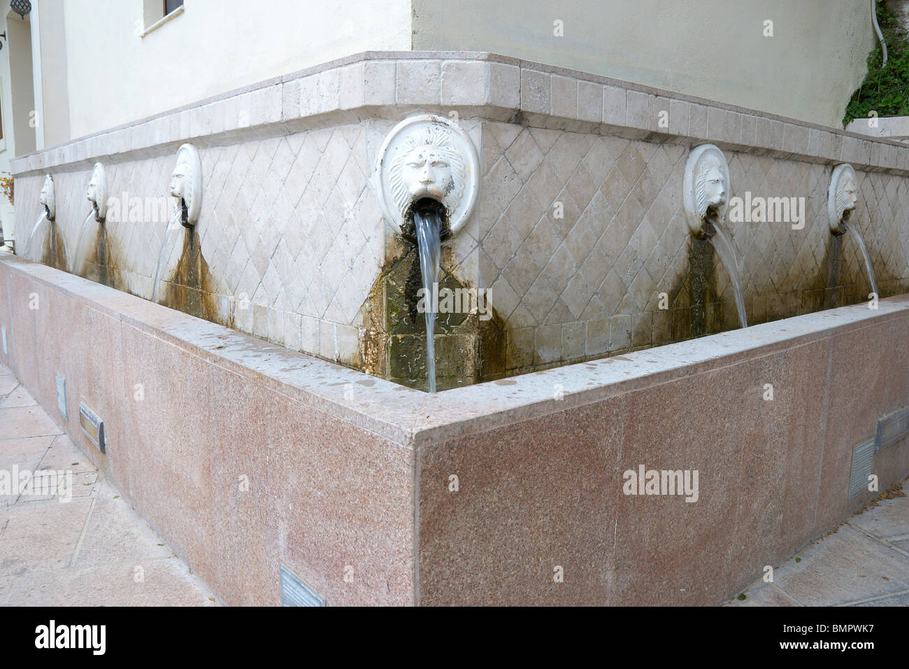 Fontaines aux lions de spili Banque de photographies et d’images à ...