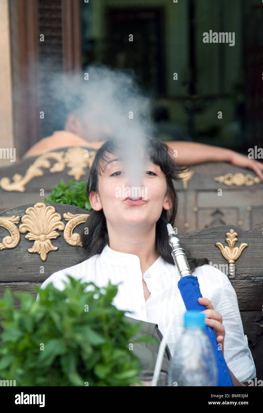 Femme fume la pipe Banque de photographies et d’images à haute ...