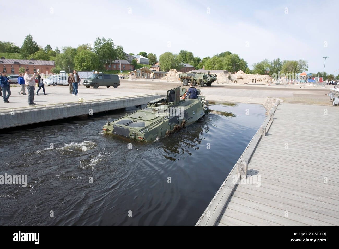 Six militaires finlandais-wheeled armoured personnel carrier Photo ...
