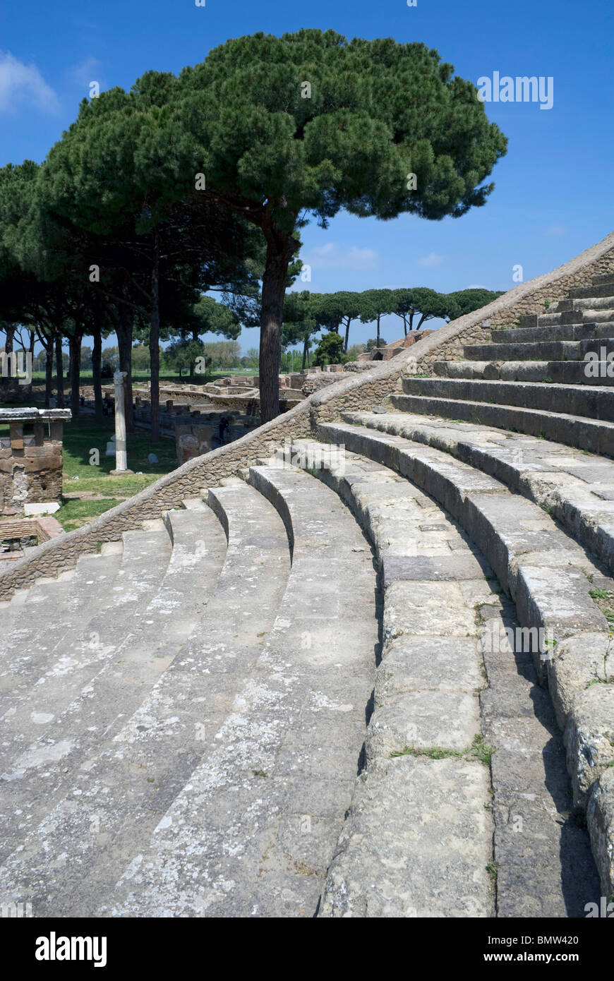 Gradins de pierre à un théâtre de plein air, Ostia Antica, le port ...