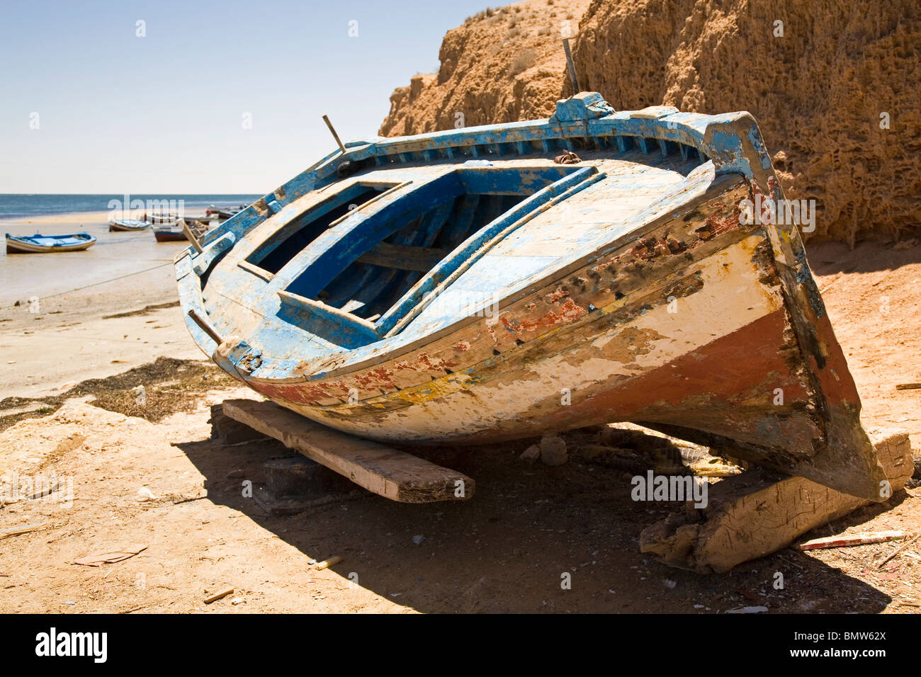 Un bateau à rames sur une plage en Tunisie Photo Stock - Alamy