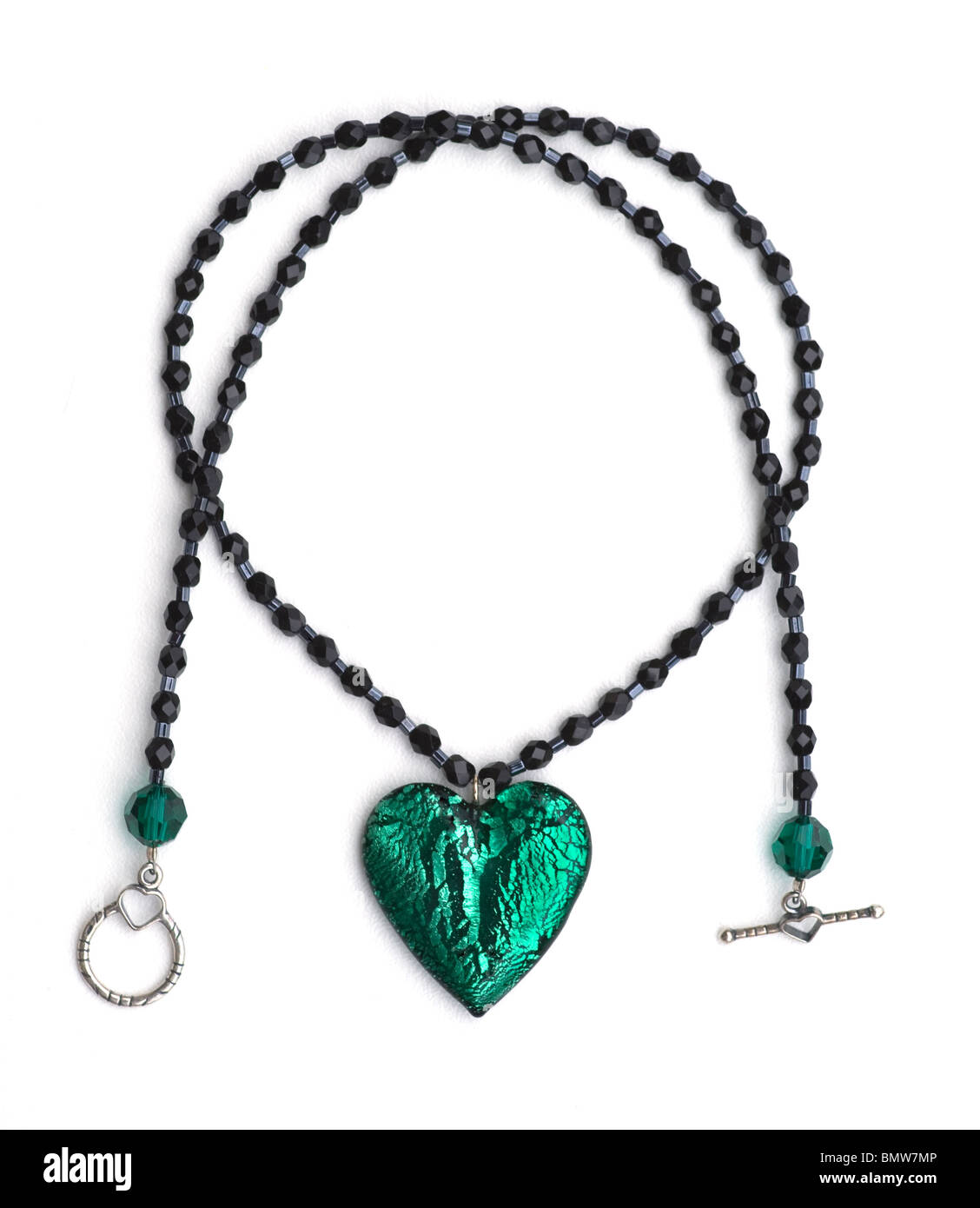 Collier en perles et coeur en cristal avec fermoir en argent. Les ...