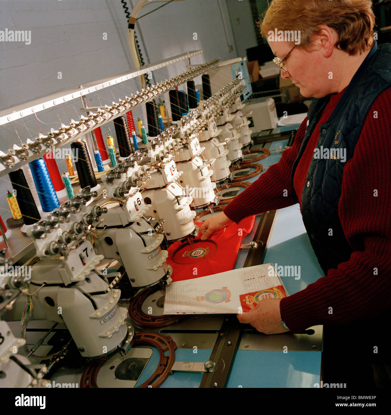 Couture automatique de machiniste travaille sur des insignes pour l ...