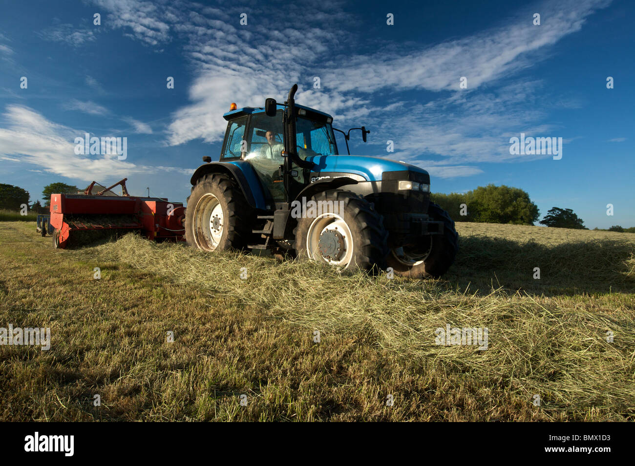 Mise en balles de foin Photo Stock - Alamy