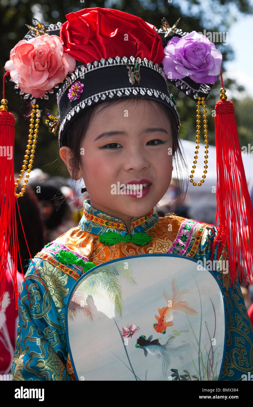 Fille avec costume traditionnel Banque de photographies et d’images à ...