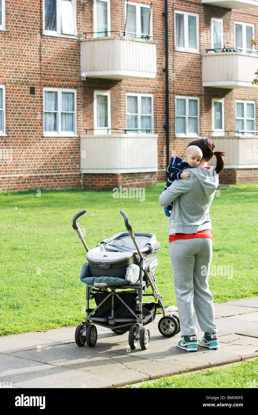 Single mother poverty Banque de photographies et d’images à haute ...