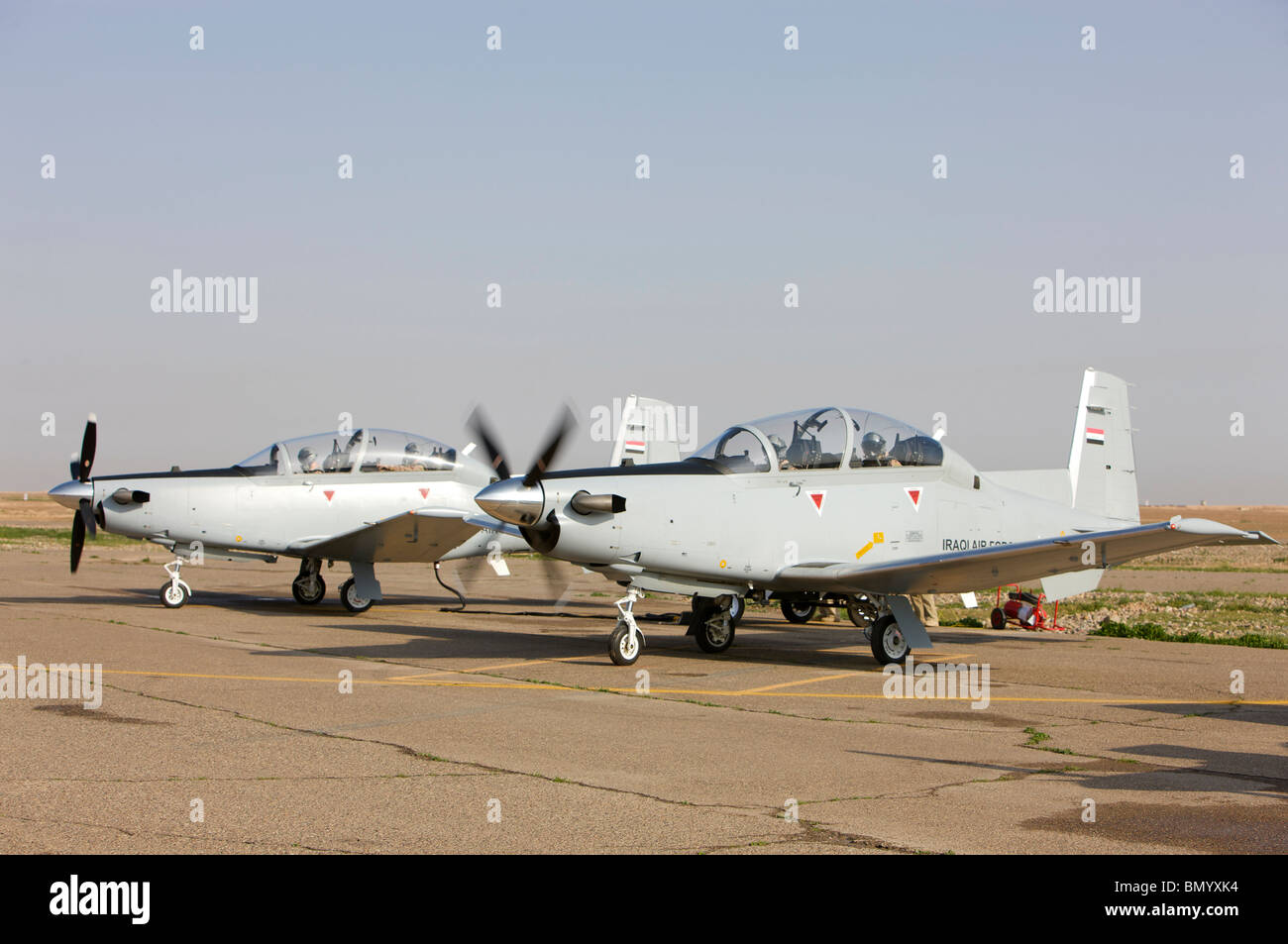 Pilotes Réaliser un pré-vol sur leur avion d'entraînement T-6 Texan ...