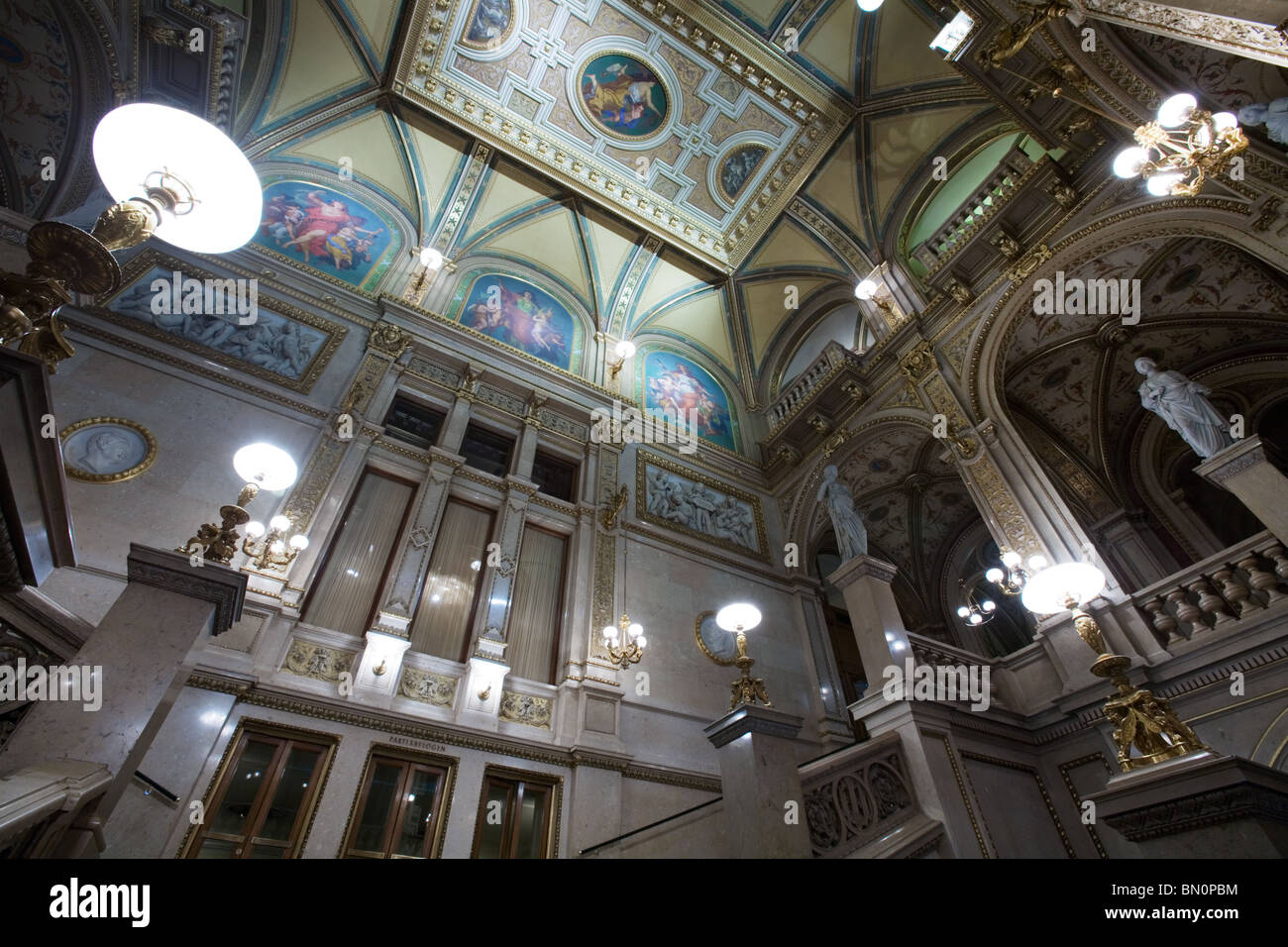 Statue opera house vienna Banque de photographies et d’images à haute ...