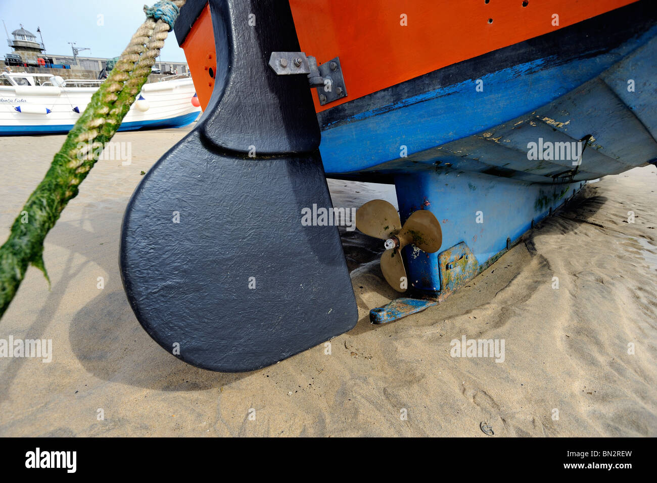 Vieux gouvernail de bateau en bois Banque de photographies et d’images à haute résolution - Alamy