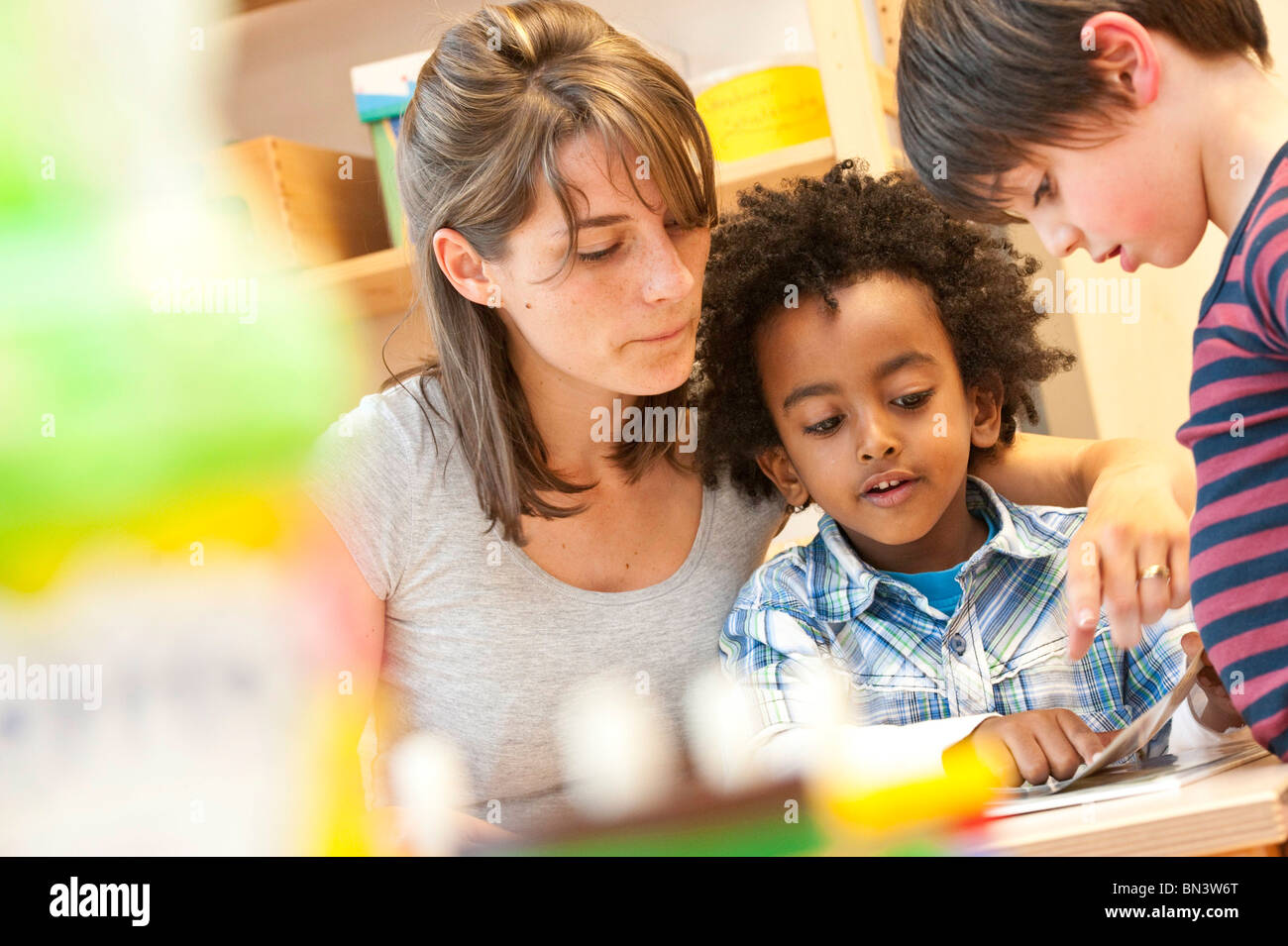 Enseignante en maternelle Banque de photographies et d’images à haute ...