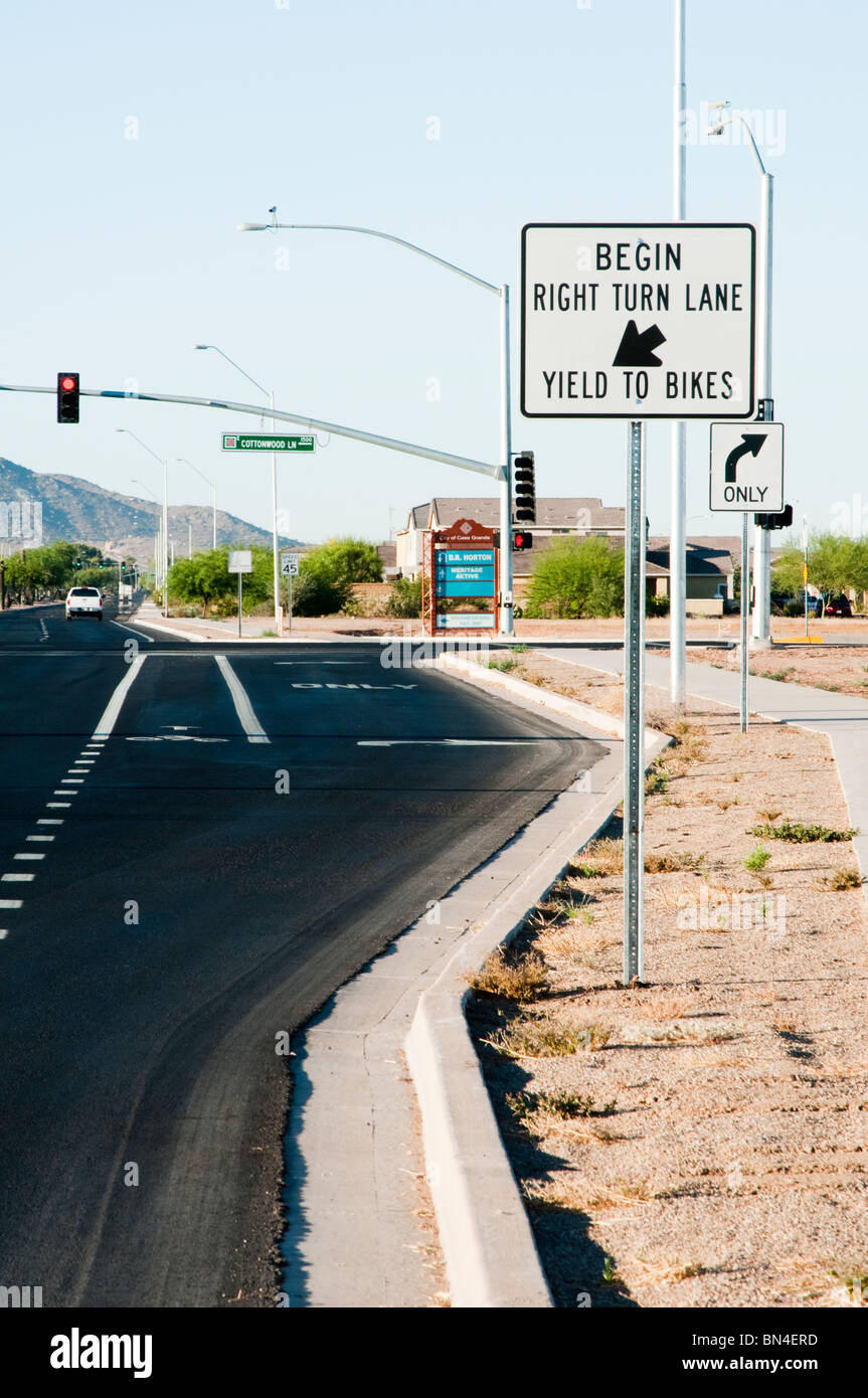 Traffic intersection turn right sign Banque de photographies et d ...