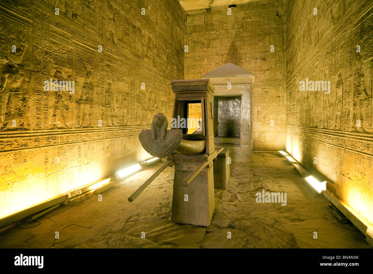 Barque au temple d'horus d'edfu Banque de photographies et d’images à ...