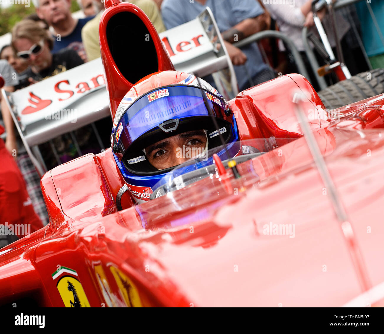 Le pilote Ferrari Marc Gene conduit une Ferrari F1 voiture au Goodwood ...