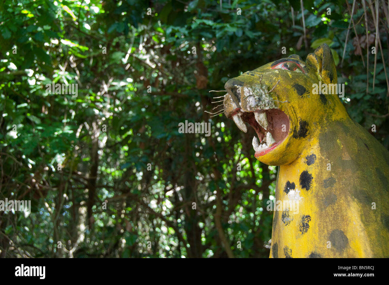 L'Afrique, Bénin, Ouidah. Forêt sacrée de Kapasse (aka Foret sacrée ...