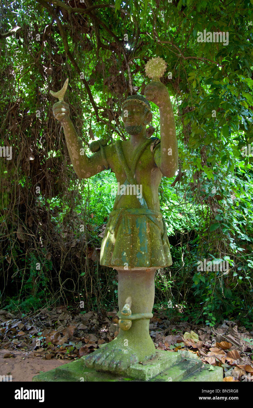 L'Afrique, Bénin, Ouidah. Forêt sacrée de Kapasse (aka Foret sacrée ...