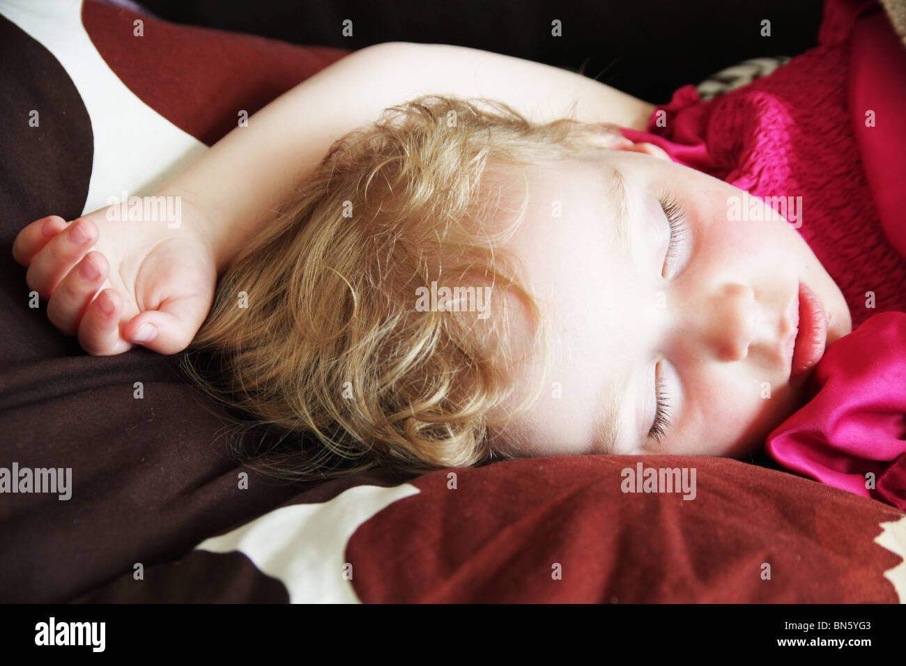 BÉbÉ Fille ÉpuisÉ Enfant En Bas âge Enfant Fille En Bas âge Dormant
