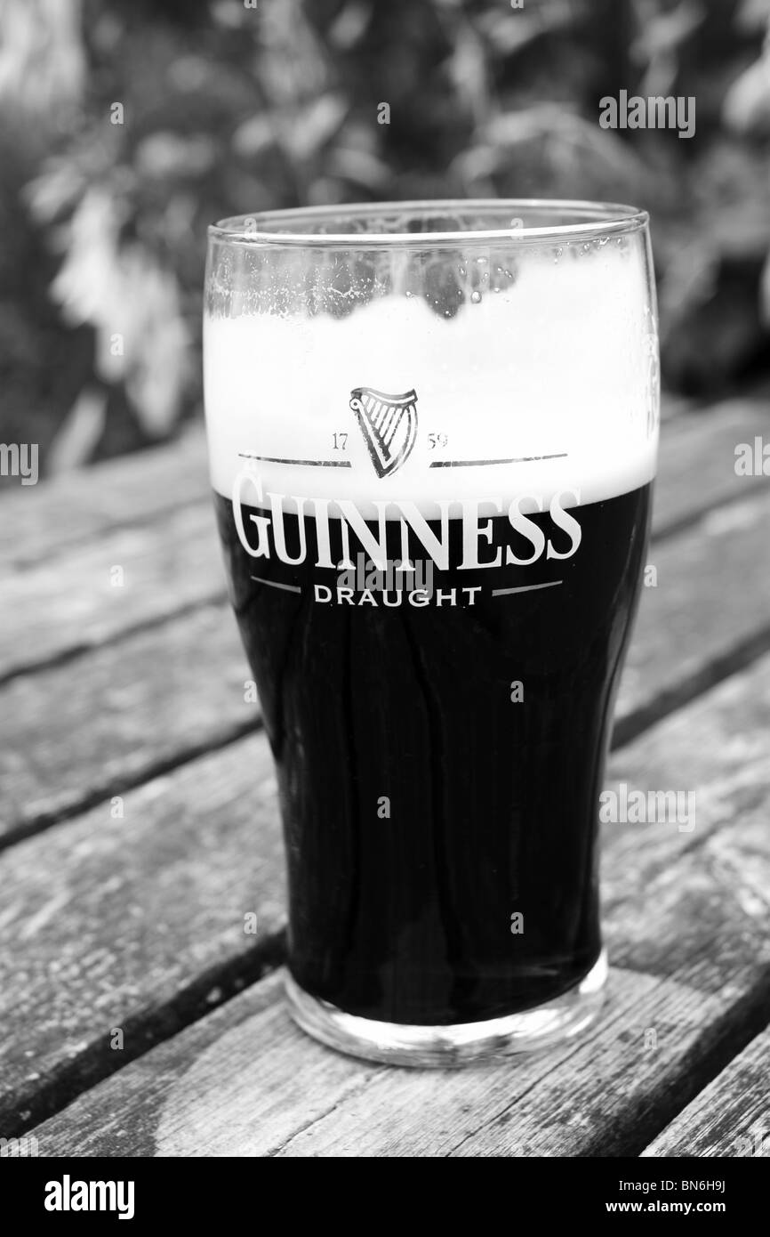Pinte de guinness en dehors du pub Banque de photographies et d’images ...