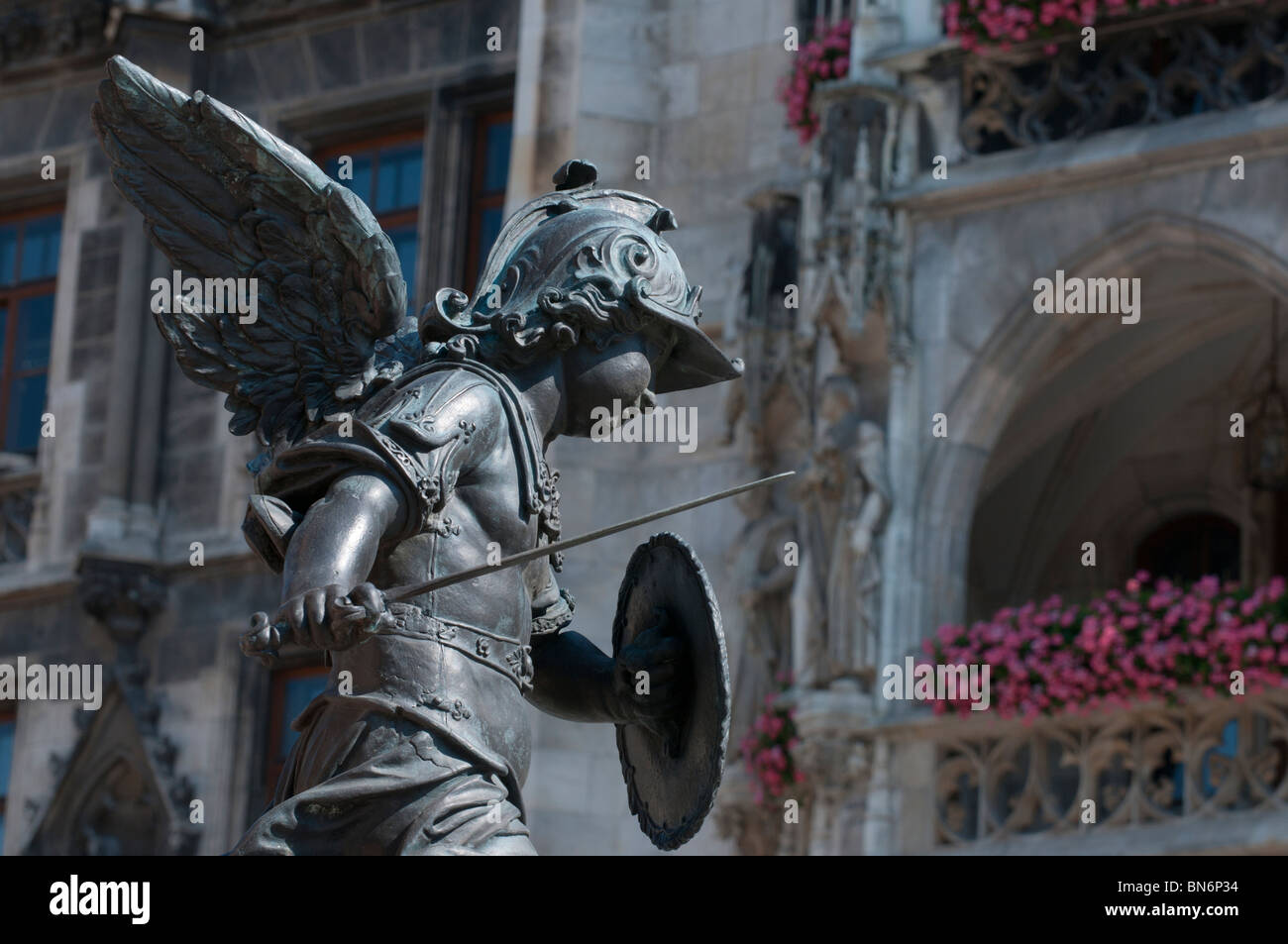 Angel Warrior statue à la Marienplatz Photo Stock - Alamy