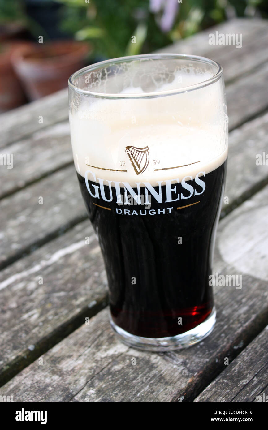 Pinte de guinness en dehors du pub Banque de photographies et d’images ...