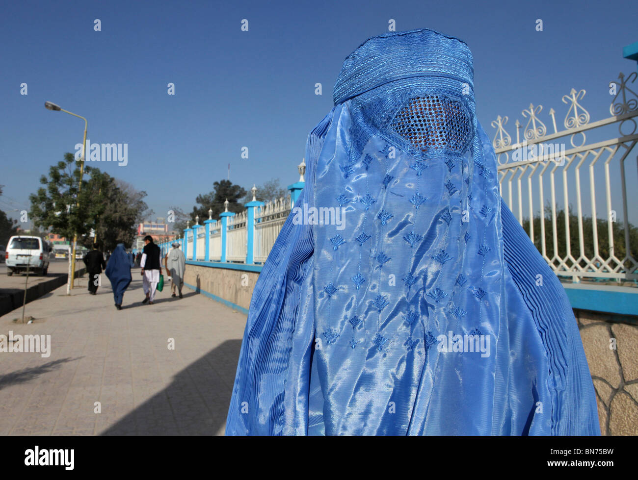 Femme vêtue de la burqa à Mazar-i-Sharif, en Afghanistan Photo Stock ...
