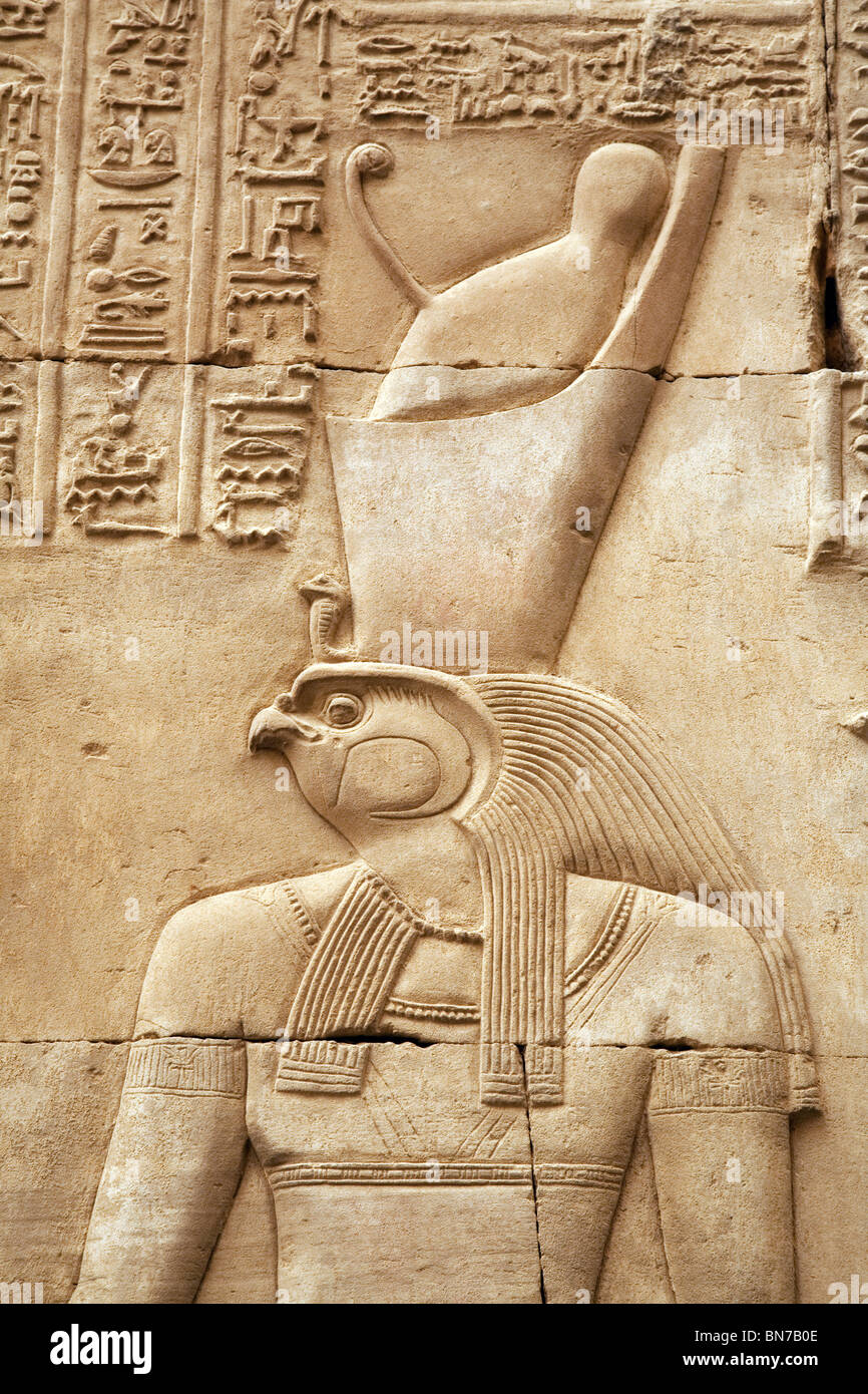 Bas-relief sculpture en albâtre du dieu faucon Horus, le Temple d'Horus ...