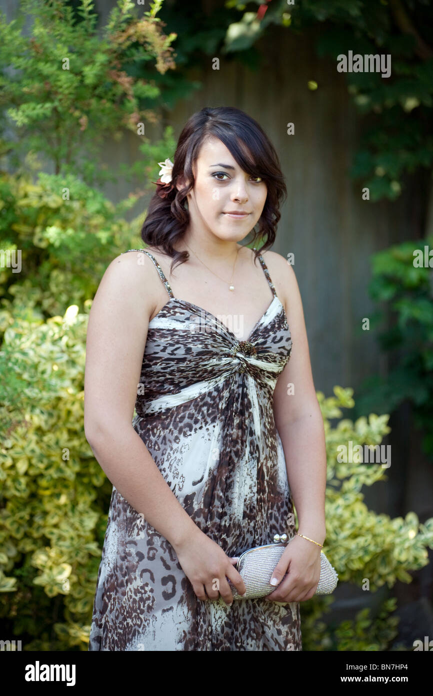 Une adolescente de 16 ans habillé pour aller à son école Prom, Suffolk ...