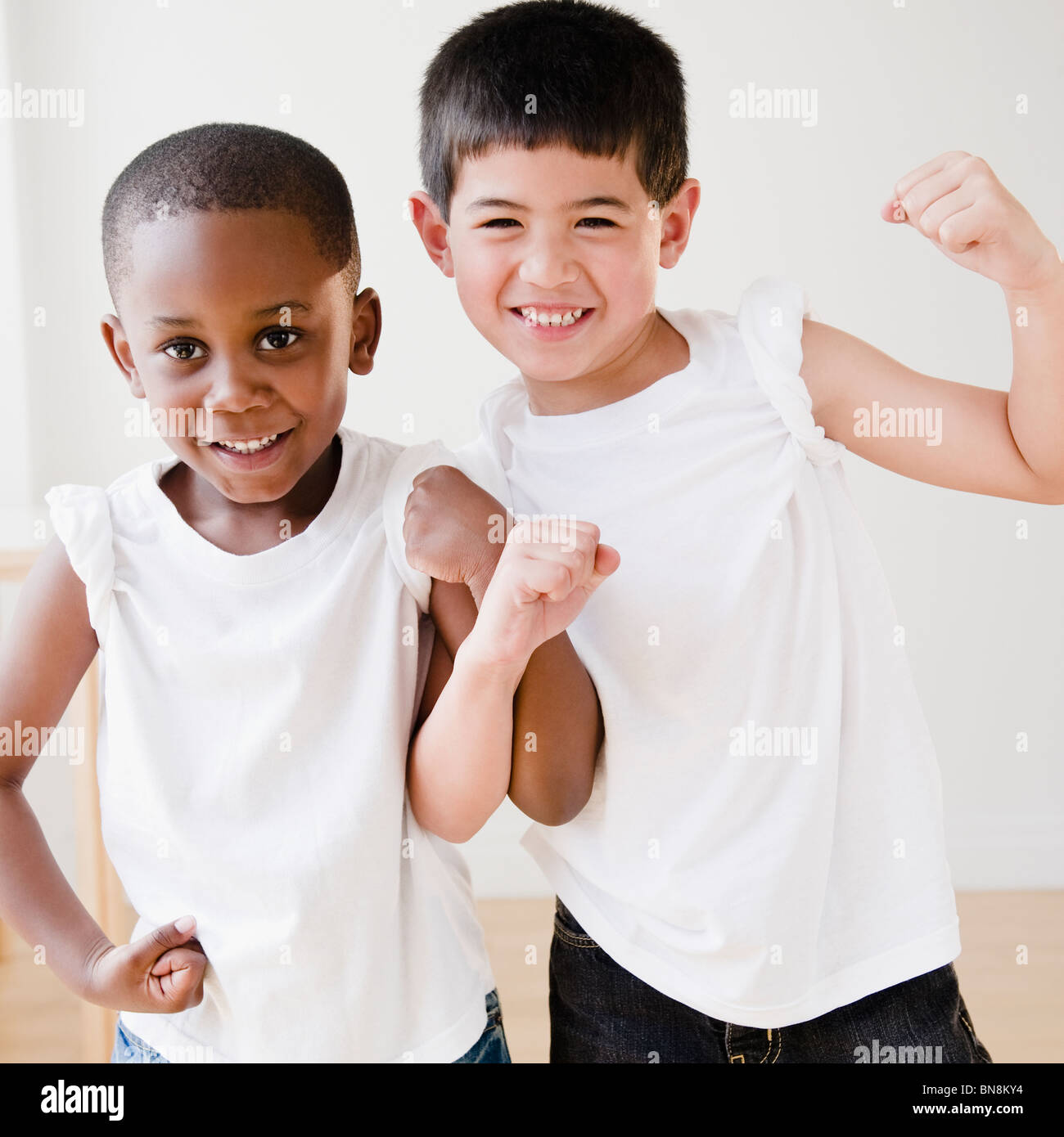 Boys Showing Muscles Banque d'image et photos - Alamy