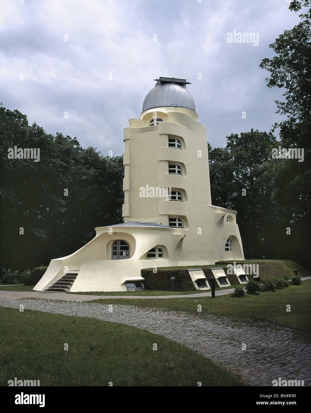 La tour Einstein de Potsdam 1921 Einsteinturm par Eric Mendelsohn ...