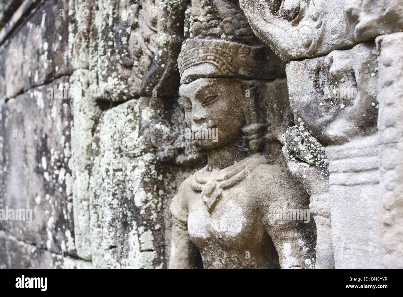 La sculpture d'une devata, une divinité féminine, dans un temple mur à ...