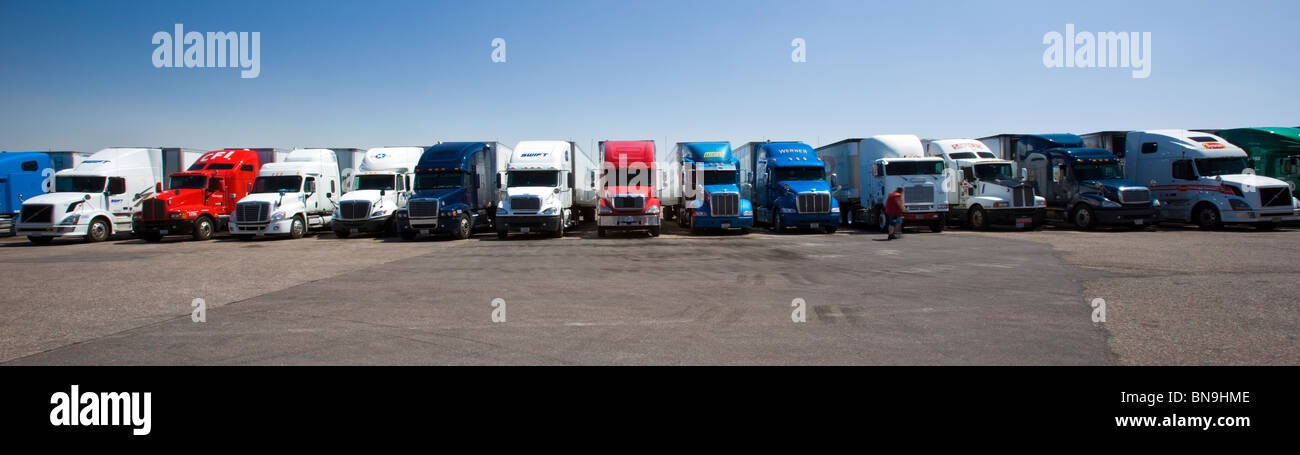 Sur la route de forage semi-remorque stationnée à une Amérique Voyage ...