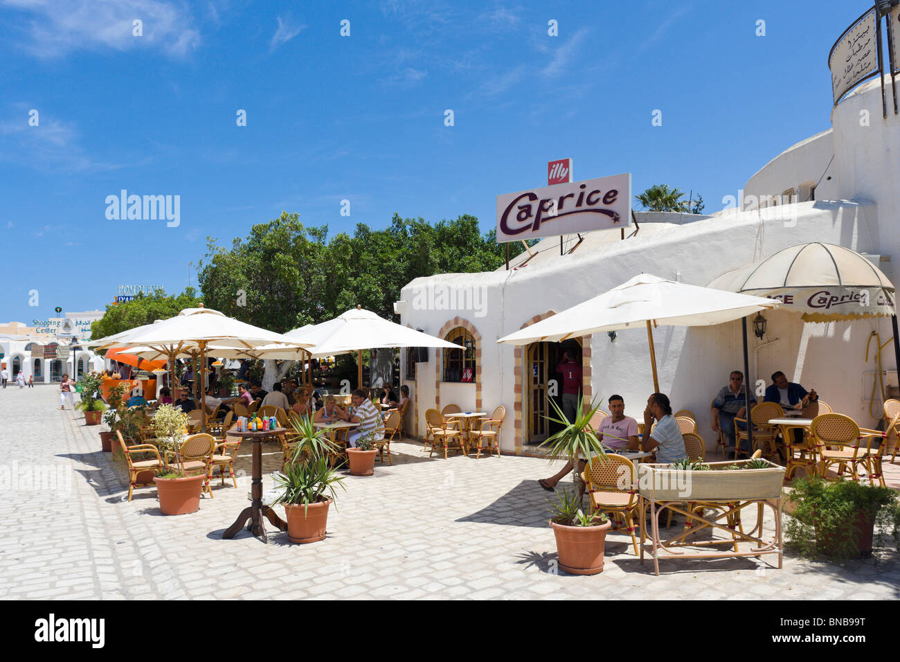 Cafe au centre de Houmt Souk (la capitale de l'île), Djerba (Tunisie ...