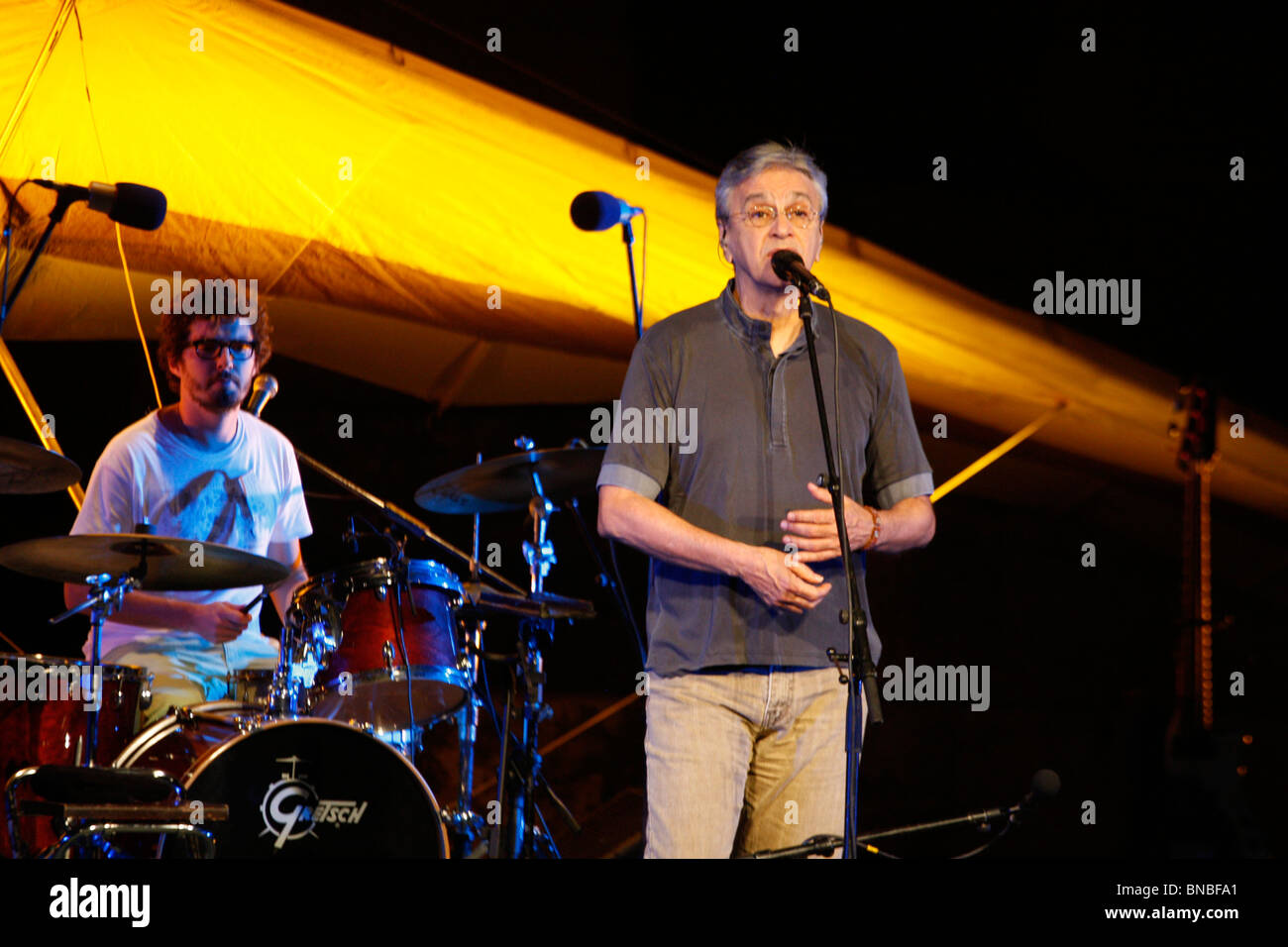 Chanteur brésilien Caetano Veloso vivent dans théâtre romain d'Hérode ...
