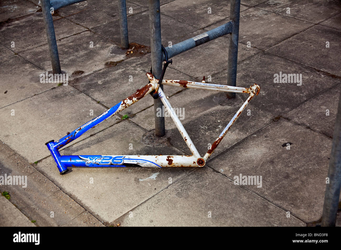 Rusty bike frame Banque de photographies et d’images à haute résolution ...