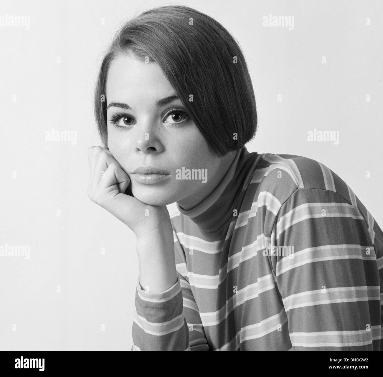 Menton sur la main Banque d'images noir et blanc - Alamy