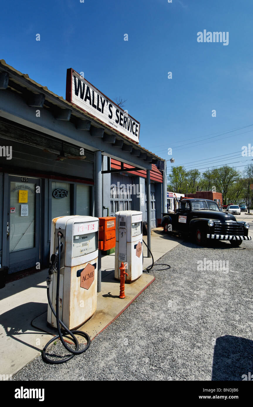 Pompes à essence et de dépanneuse à Wally's Service Station au centre ...