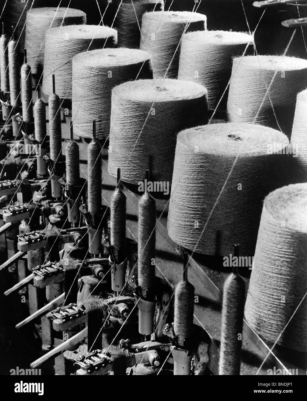 Grosse bobine de fil industrielle Banque de photographies et d’images à ...