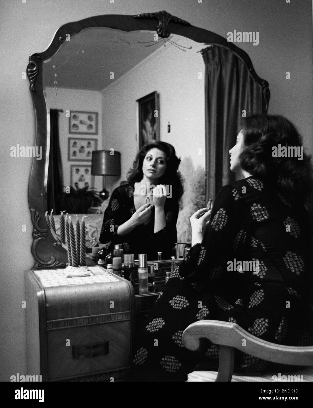 Appliquer du parfum Banque d'images noir et blanc - Alamy