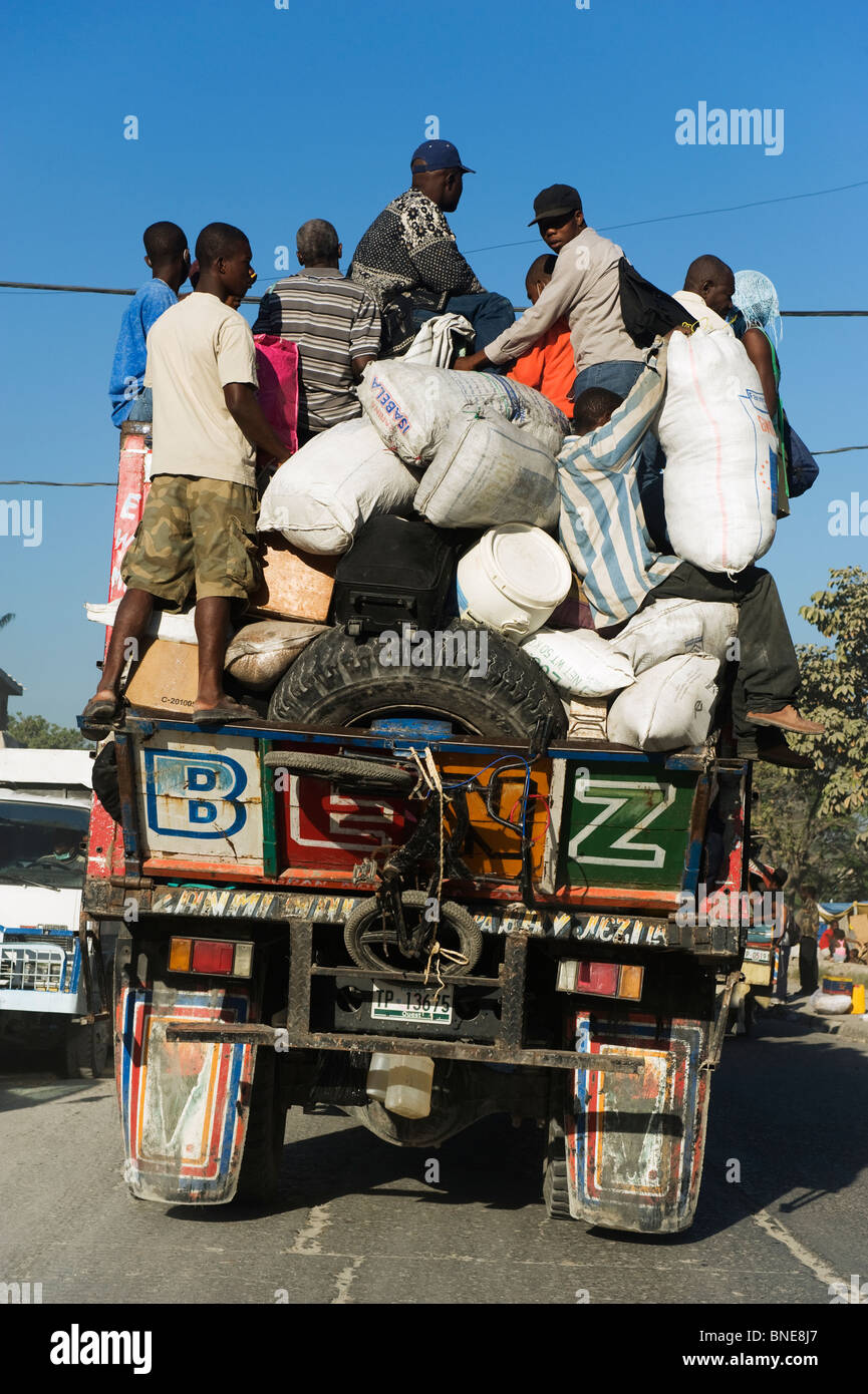 Camion transportant des personnes, de Port-au-Prince, Haïti, Caraïbes ...