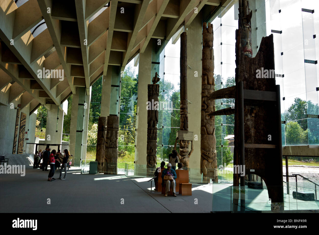 Visiteurs en grand côte ouest les Premières Nations autochtones totem ...