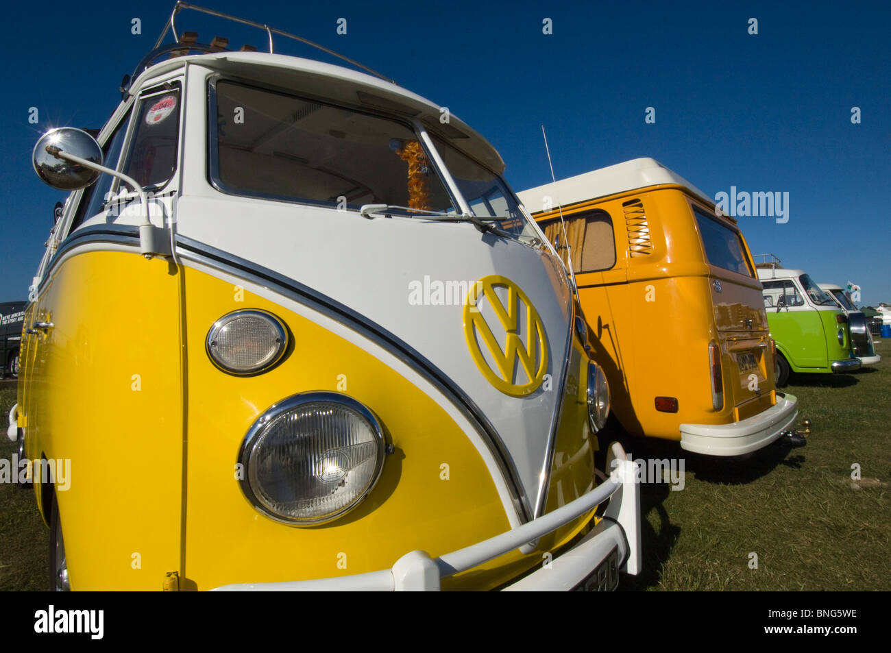Volkswagen Kombi VW restaurée Imaculate Campervans prenant part à un ...