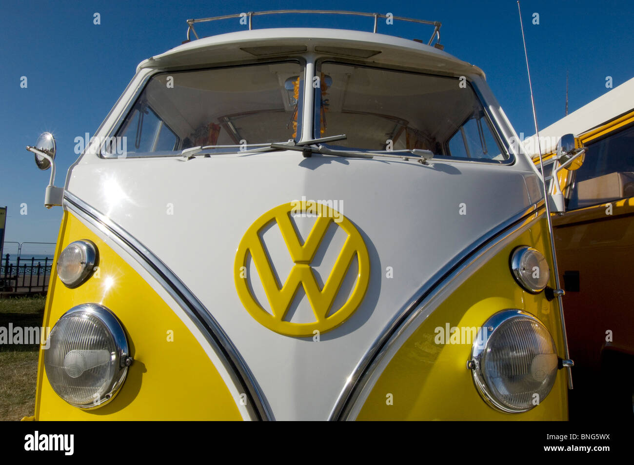 Un jaune et blanc imaculate VW Volkswagen Kombi restauré Campervan ...