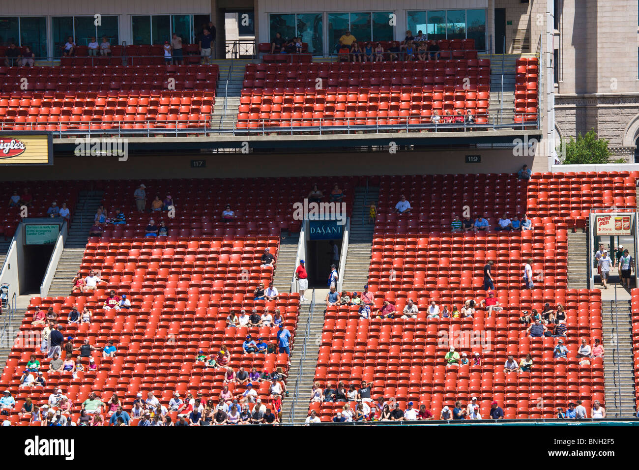 Sièges vides à un match de baseball dans le Coca-Cola Field, domicile ...