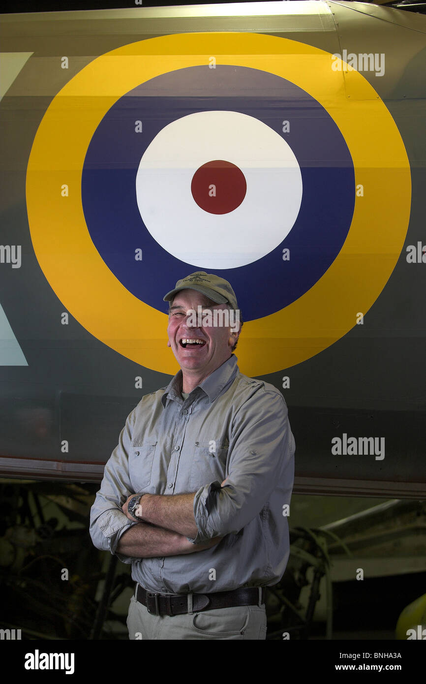 Bill Reid, ancien propriétaire de Nelson Helicopters devant son Avro ...