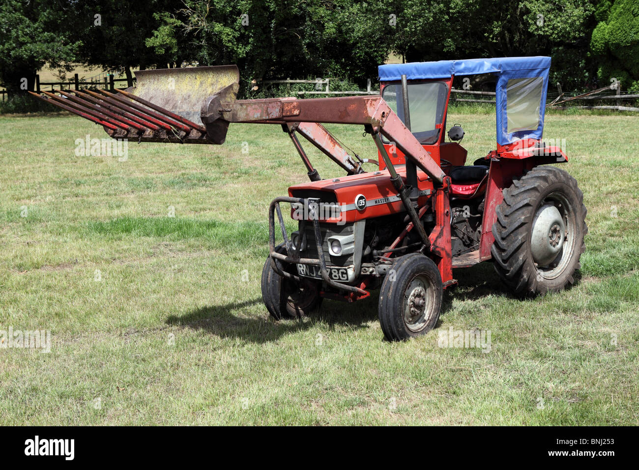 Tracteur Massey Ferguson 135 avec foreloader attaché Photo Stock - Alamy