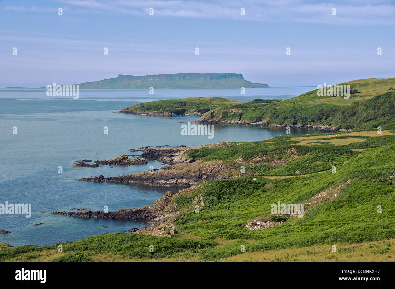 La ligne de côte de la péninsule de Sleat avec du rhum de l'île de Skye ...