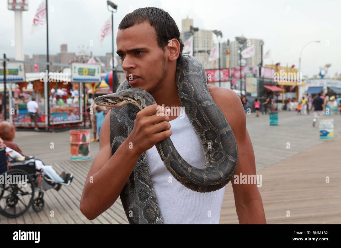 Man Holding Snake Banque d'image et photos - Alamy