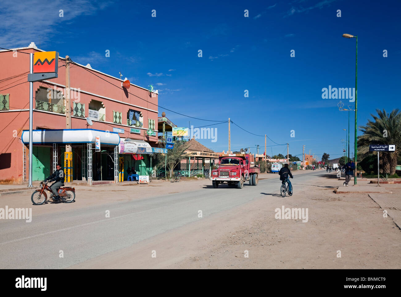 Centre-ville de Tinejdad avec banque et café, province d'Errachidia, Draa-Tafilalet, sud du ...