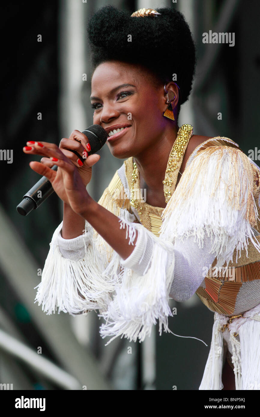 Noisettes - Chanteur et bassiste Shingai Shoniwa La Splendeur Festival ...