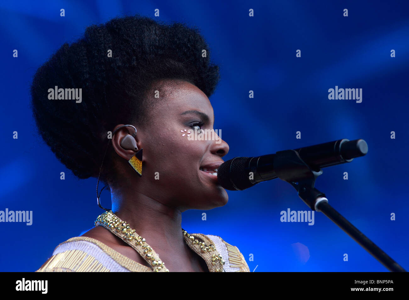 Noisettes - Chanteur et bassiste Shingai Shoniwa La Splendeur Festival ...